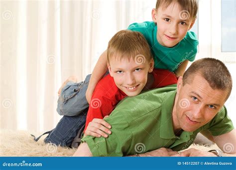 Twee Broers En Zijn Vader Stock Afbeelding Image Of Vriendschap 14512207