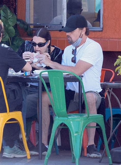 小李子和女友路边吃墨西哥卷！真接地气，女友手上戴了戒指引热议 知乎