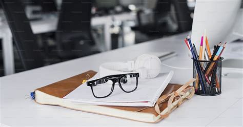 컴퓨터 노트북 헤드폰 안경 및 펜이있는 사무실 책상 작업 공간의 내부 사진 Unsplash의 슬로바키아 이미지