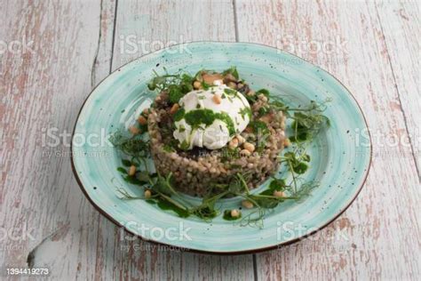 데친 달걀과 튀긴 버섯을 곁들인 메밀 죽 셀러리로 장식 멋진 레스토랑 요리 갈색에 대한 스톡 사진 및 기타 이미지 갈색 건강한 생활방식 건강한 식생활 Istock