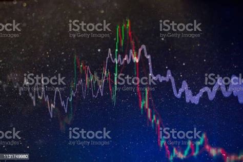 그라데이션 블루 색상 배경에 선 그래프 및 주식 번호와 금융 촛대 차트 가격에 대한 스톡 사진 및 기타 이미지 가격 경제