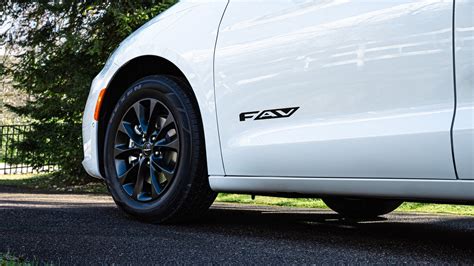 2025 Chrysler Pacifica Welcomes Fav Edition Features Thule Roof Cargo