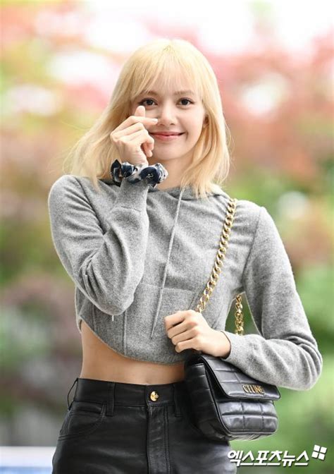 리사 치마 벗고 옷 던지고…팬서비스까지 19금 논란 [엑s 초점] 나무뉴스