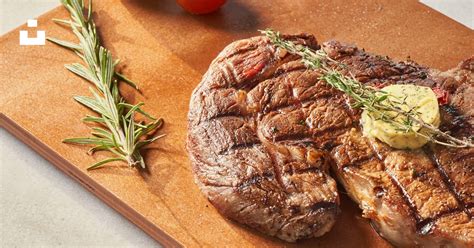 갈색 나무 도마에 얇게 썬 토마토와 고기를 곁들인 얇게 썬 빵 사진 Unsplash의 무료 카이로 이미지