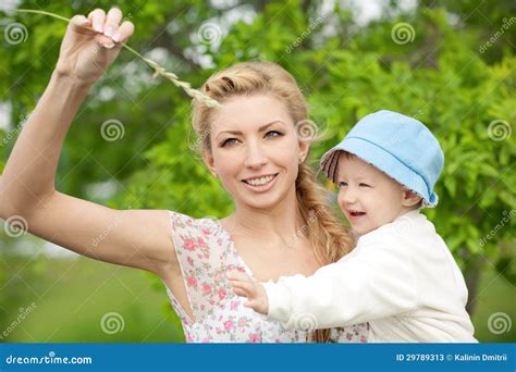 Мать и сынок стоковое изображение изображение насчитывающей женщина 29789313