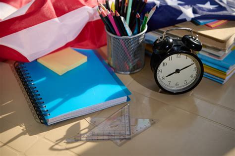 교수형 미국 국기의 배경에 대한 책상 위의 학교 용품의 상단보기 학교로 돌아 가기 광고 공간 복사 교실에 대한 스톡 사진 및 기타 이미지 Istock