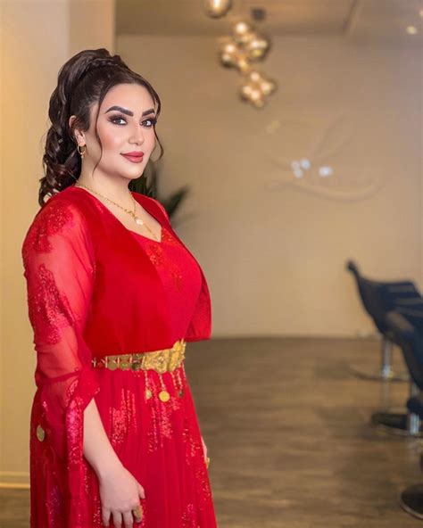 وێنە چەند وێنەیەکی نوێی نازدار بە جلی سوورەوە بڵاودەکرێتەوە