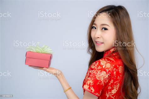 행복 한 중국 새 해의 아름 다운 초상화 젊은 아시아 여자 빨간색 선물 상자를 들고 흰색 배경 소녀 미소 보여주는 현재 구입 휴가 개념에 고립 선물에 대한 스톡 사진 및