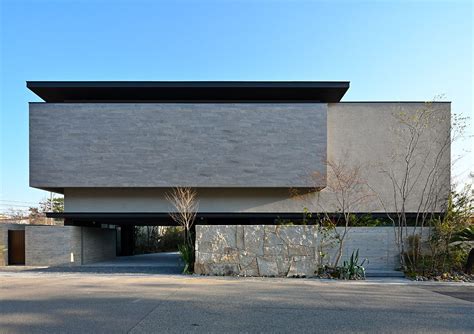 土地100坪に建つグレージュインテリアの高級ガレージハウス 建築実例 アドヴァンスアーキテクツ Facade House