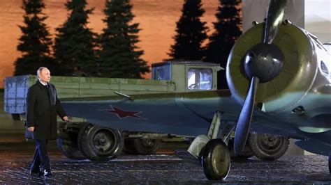 Володимир Путін заслухав пісню про Священну війну на Красній площі 24 Канал