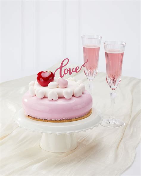 Passion5 한남점 패션5 핑크 우주 속 하트 행성 달콤한 복숭아 리치 무스 케이크🍑🎂 달큰한 복숭아 콩피와 복숭아 크림을 더해 화이트데이의 로맨틱한