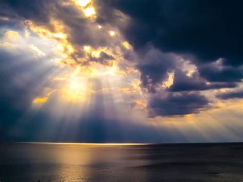 검은 구름 경치 경치가 좋은 고요한 고요함 광선 구름 구름 경치 그림 같은 날씨 낭만적인 노란색 대조 두려움 드라마 물 바다 바다 경치 반사