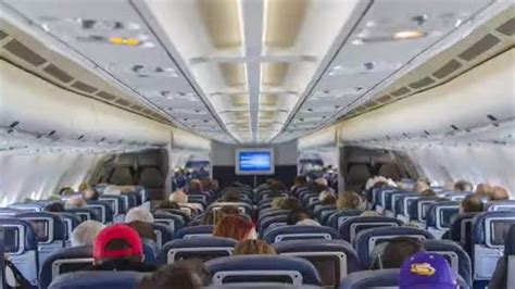 गोरी हैं कलाइयां गाने पर जापानी लड़की ने साड़ी में जापान की सडकों पर भारतीय युवती संग किया