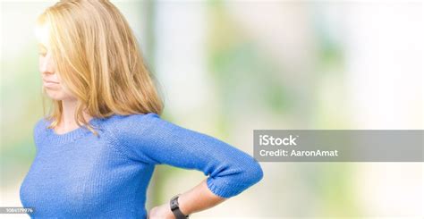 격리를 통해 파란색 스웨터를 입고 아름 다운 젊은 여자 배경 통과 요 통 다시 손으로 근육의 통증 감동 건강관리와 의술에 대한 스톡 사진 및 기타 이미지 Istock