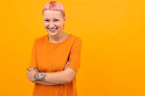 짧은 분홍색 머리와 문신 미소와 특이한 예쁜 여자 오렌지 배경에 고립 생활 방식에 대한 스톡 사진 및 기타 이미지 생활 방식 여자 한 명의 여자만 Istock