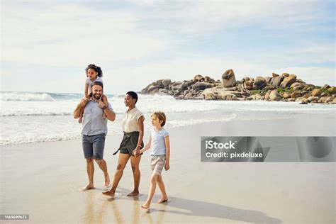 인종 간 가족 어린이 및 해변 바다를 산책하며 여름 휴가 유대감 휴가 또는 자유 여행 미소 행복 또는 어린이 및 흑인 여성 남성