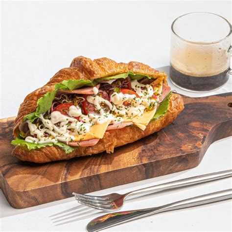 크로와상 햄 치즈 샌드위치