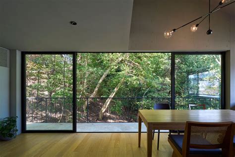 アーキテクチャーフォト®︎ On Twitter Rt Archiphoto 桐山啓一 Airhouseによる、愛知・名古屋市の「八事の家」 自然に囲まれた急傾斜の敷地。平地の無い