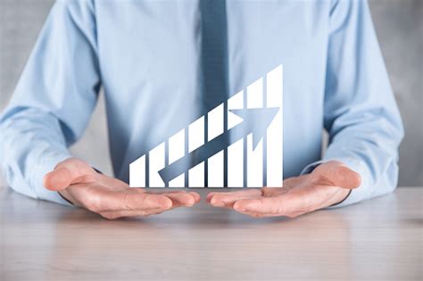 긍정적 인 이익 성장과 그래프를 들고 사업가 남자 계획 그래프 성장과 그의 사업에서 차트 긍정적 인 지표의 증가더 많은 수익성과 성장 개념에 대한 스톡 사진 및 기타 이미지