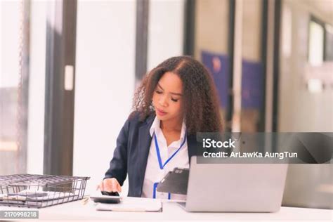 재무 고문 금융 사무실 및 비즈니스 배경 세무 회계 통계 및 분석 연구 개념의 나무 테이블에 수학을 수행하는 사업가 Fashion Show에 대한 스톡 사진 및 기타 이미지