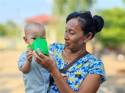 ဆားလင်းကြီးမြို့နယ်တွင် ရက်ရှည်စစ်ရှောင်ပြည်သူများကို မန်ကျည်းဖျော်ရည်များ လှူဒါန်း Khit Thit