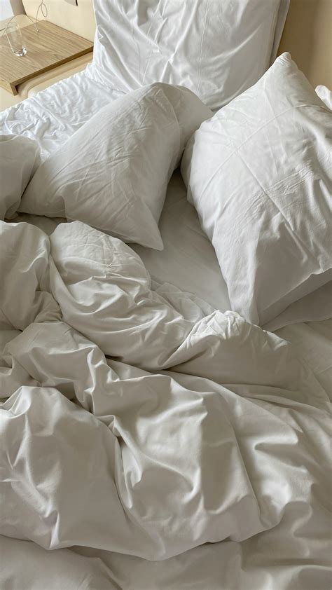 가벼운 겸손한 고요한 고요함 구름 균형 꿈꾸는 누워 있는 달래는 마음가짐 면직물 명상 묵상 미니멀리즘 부드러운 사람 섬세한 솜털의 수면