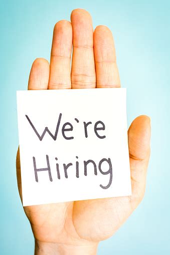 채용 및 구직의 개념 파란색 배경에 우리는 고용접착제 메모를 보여주는 손 작업 보드 디자인 템플릿 구인 중에 대한 스톡 사진 및 기타 이미지 Istock