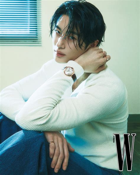 Byeon Woo Seok Community Post 요즘은 일찍 잠든다자정에서 1시 사이 자기전 책읽는 시간을 가짐잠을 더 푹자기 위해 최근 여유가 생긴후