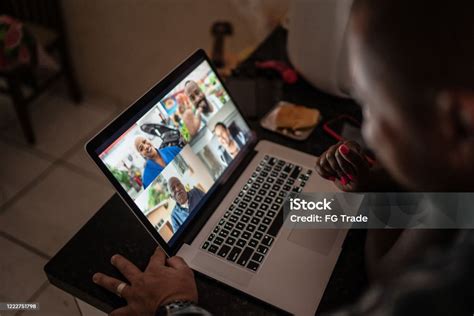 집에서 노트북으로 화상 통화를 하는 사람 컴퓨터 모니터 사람들에 대한 스톡 사진 및 기타 이미지 사람들 정지화면 라이브 스트리밍 Istock