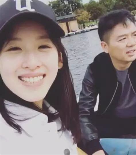 刘强东卖力为妻摇桨划船 奶茶妹妹哼歌助阵心情靓