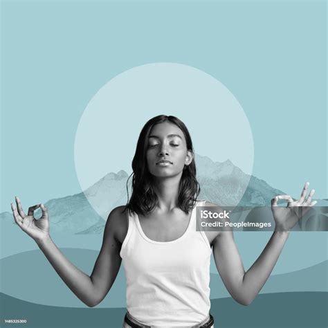 선 명상 포스터 위의 여성 파란색 배경의 산 연꽃이 균형을 이루고 있다 예술 요가 광고 및 건강 웰빙 및 차분한 영적 라이프 스타일 스튜디오를위한 창의적인 콜라주 디자인