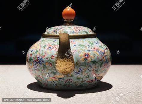 雍正款画珐琅花蝶纹壶 文物考古 文化艺术 摄影素材 汇图网www huitu
