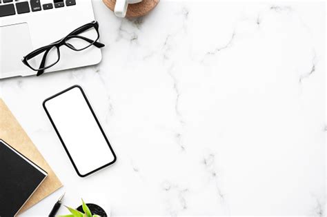 흰색 대리석 사무실 책상 테이블 스마트 폰 빈 모형 화면 노트북 컴퓨터 커피와 용품 의 컵 복사 공간 플랫 레이가 있는 상단 뷰입니다 0명에 대한 스톡 사진 및 기타 이미지