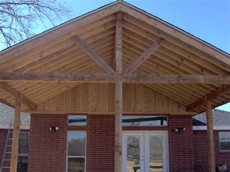 Стропильная система крыльца на кирпичных столбах - фото