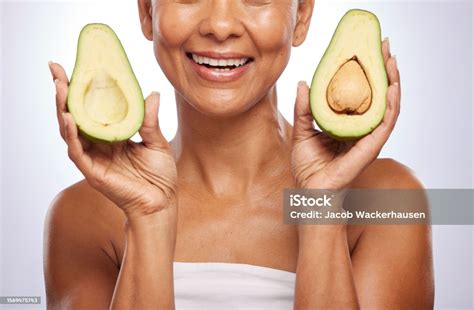 아보카도 스킨케어 또는 건강한 식단을 위한 과일 해독 또는 스튜디오에서 아름다움이 있는 비타민을 가진 행복한 여성 건강 손 클로즈업 또는 흰색 배경에 피부과 치료에서 웃고