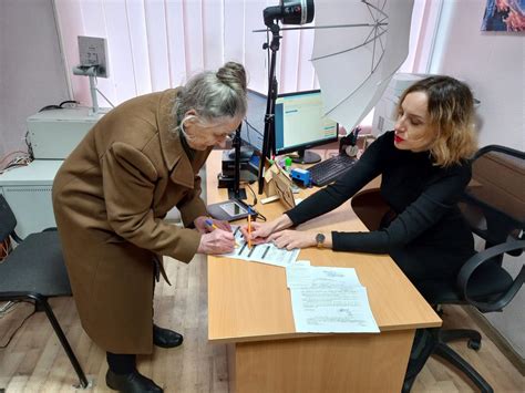 На Київщині 91 річна жінка отримала свій перший в житті закордонний паспорт Державна