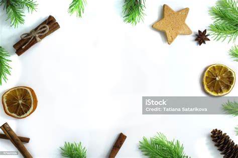 크리스마스 구성입니다 크리스마스 전나무 가지 계 피 오렌지와 스타 아니 스의 프레임 크리스마스 배경 화면입니다 평면 위치 평면도 0명에 대한 스톡 사진 및 기타 이미지