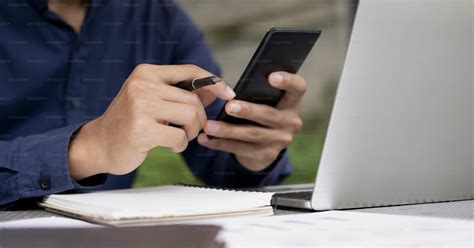 태블릿을 사용하는 청년 비즈니스 교육 및 커뮤니케이션을 위해 온라인 연결 기술을 사용합니다 사진 Unsplash의 성공 이미지