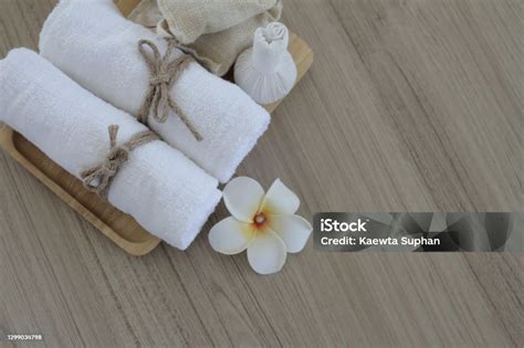 스파 탑 뷰 플랫 레이 뷰티 제품 컨셉 스파 스킨 케어 바디 트리트먼트 화이트 타월 카피 스페이스 마케팅 상품용 아름다운 구성