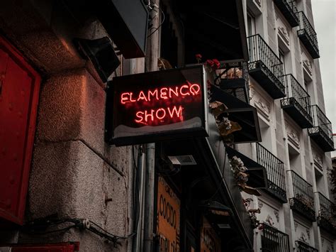 주간 클로즈업 사진 촬영 중 건물의 검은색과 빨간색 간판 사진 Unsplash의 무료 마드리드 이미지