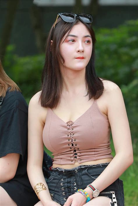 街拍漂亮的热裤美女小姐姐傲人身材前凸后翘美艳动人 更多高清大图 https t co aEcHWjbpXU 街拍之美