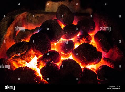 La combustion de charbons à coke sur une cheminée Photo Stock Alamy