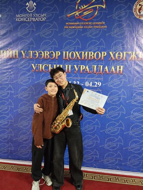 ХАТАН Аав ээжийнхээ ГЕН бас намайг төрүүлж зөв өсгөсөнд БАЯРЛАЛАА гэж дунд хүү минь сүүлийн