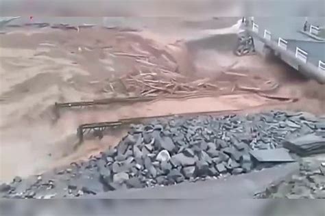 监控这群人胆子真大洪水来了还敢过桥 洪水 过桥 监控
