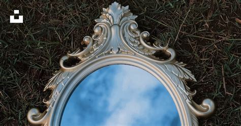 파란색 액체가 들어있는 유리 그릇 사진 Unsplash의 무료 아부자 이미지