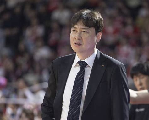 프로농구 Kt 4강 Po 이끈 송영진 감독과 결별