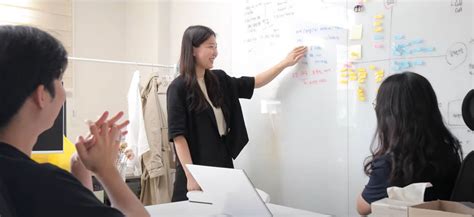Linkedin 이선주 페이지 🪐 마법같은 오피스 블랙홀의 가장 큰 특징은 중력이 너무 강해 빛조차도 탈출할 수 없다는 것