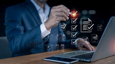 사업가는 평가 설문지 평가 온라인 설문 조사 온라인 테스트 체크리스트 및 문서 승인 프로젝트 수락 및 품질 보증 개념에 대한 올바른 서명을 수행합니다 가상현실에 대한 스톡