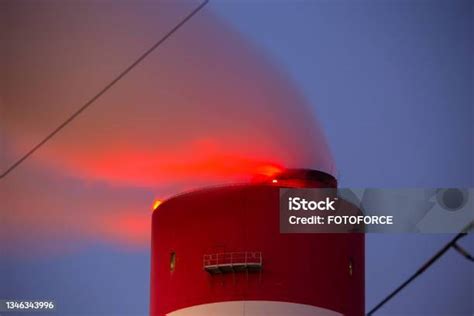 석탄 화력 발전소의 야간 사진 굴뚝에서 나오는 연기에 대한 흐릿한 전망 0명에 대한 스톡 사진 및 기타 이미지 0명 공기 오염 굴뚝 Istock