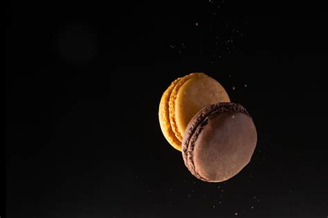 검은 배경에 코코아 가루와 함께 프랑스어 마 카로 니 제과 배경 샌드위치 음식에 대한 스톡 사진 및 기타 이미지 샌드위치 음식 초콜릿 갈색 Istock